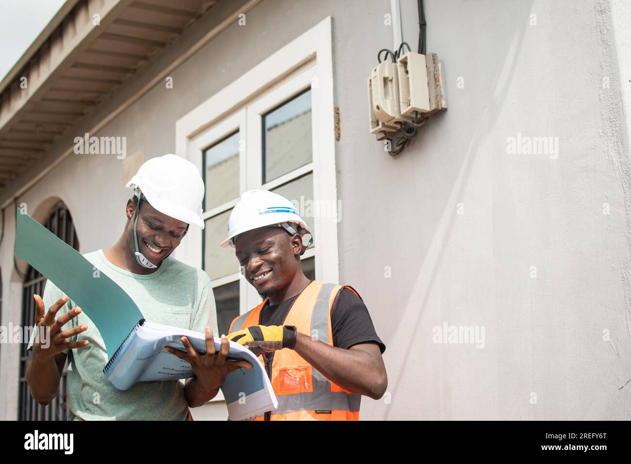 Electricians working hi-res stock photography and images - Alamy
