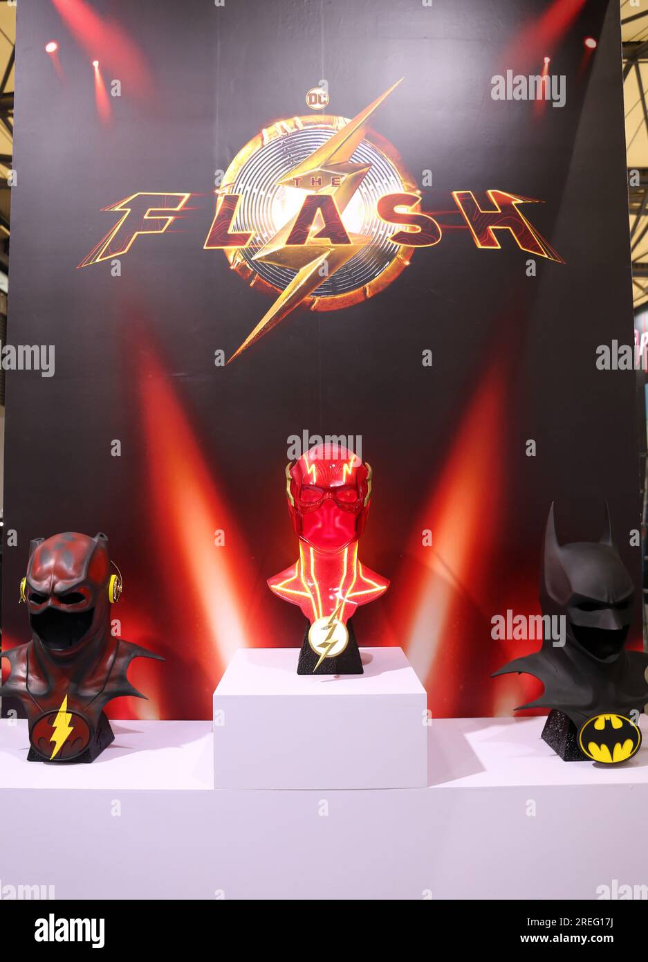 Dc comics characters hi-res stock photography and images - Alamy