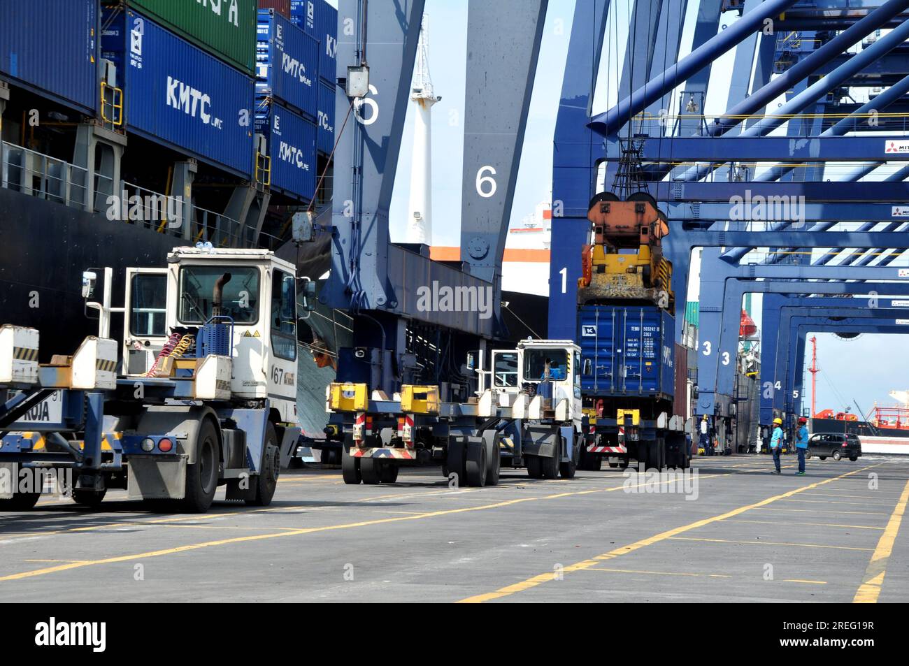Jakarta, Indonesia - May 26, 2017 : Container loading and unloading ...