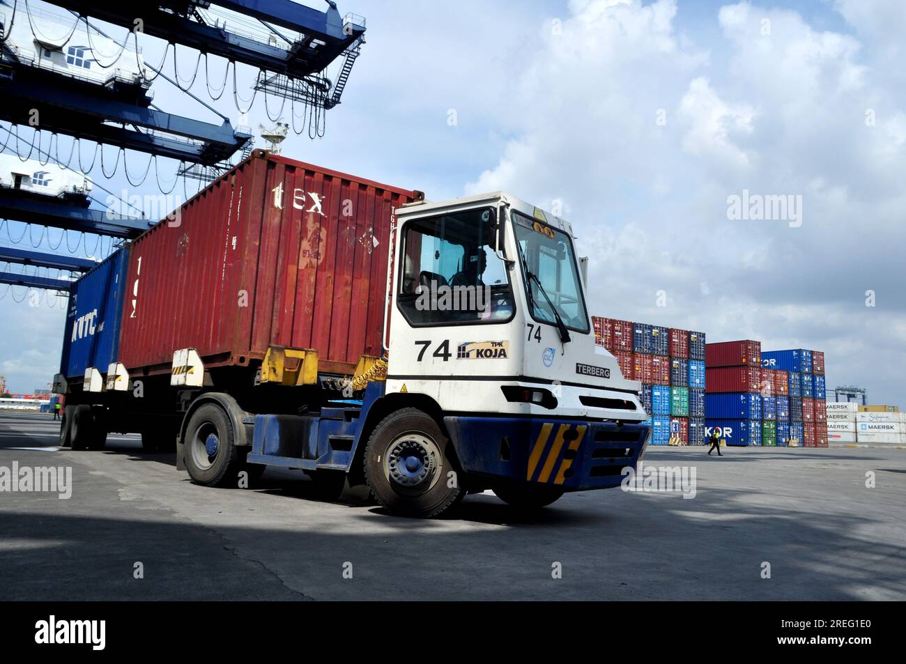 Jakarta, Indonesia - May 26, 2017 : Container loading and unloading ...