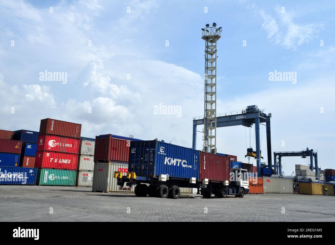 Jakarta, Indonesia - May 26, 2017 : Container loading and unloading ...