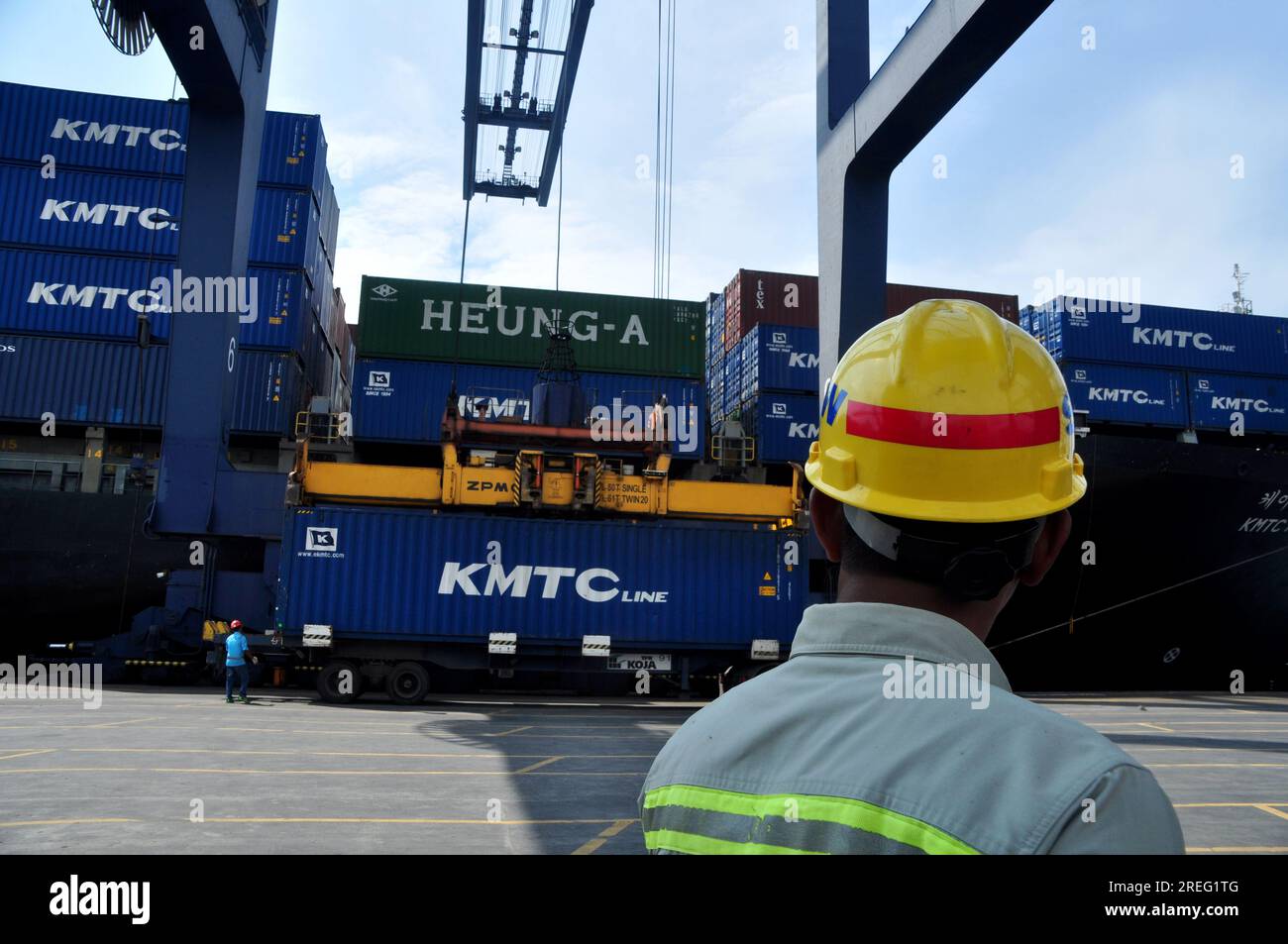 Jakarta, Indonesia - May 26, 2017 : Container loading and unloading ...