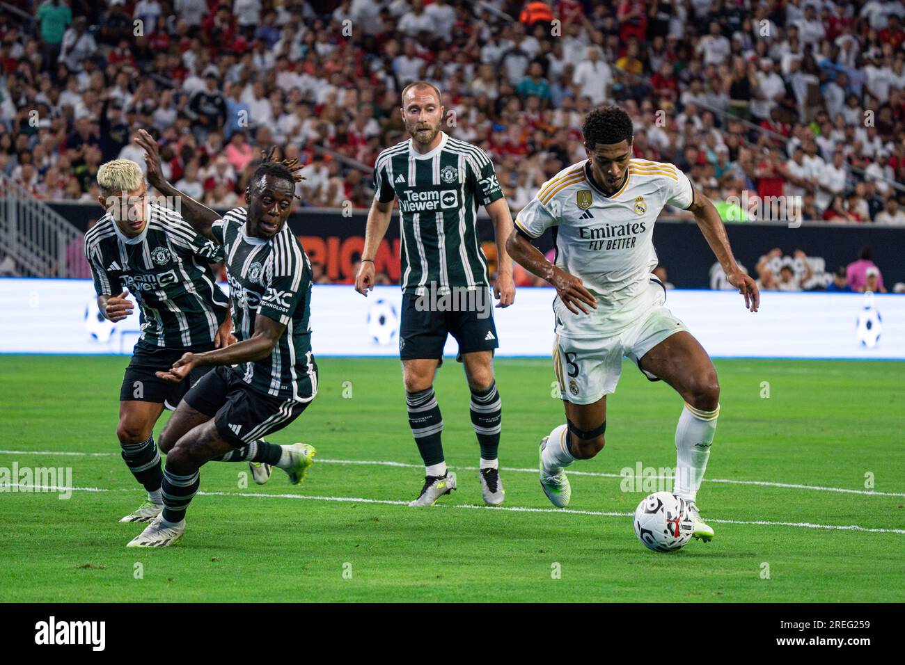 Real Madrid midfielder Jude Bellingham (5) sets up for a shot against ...