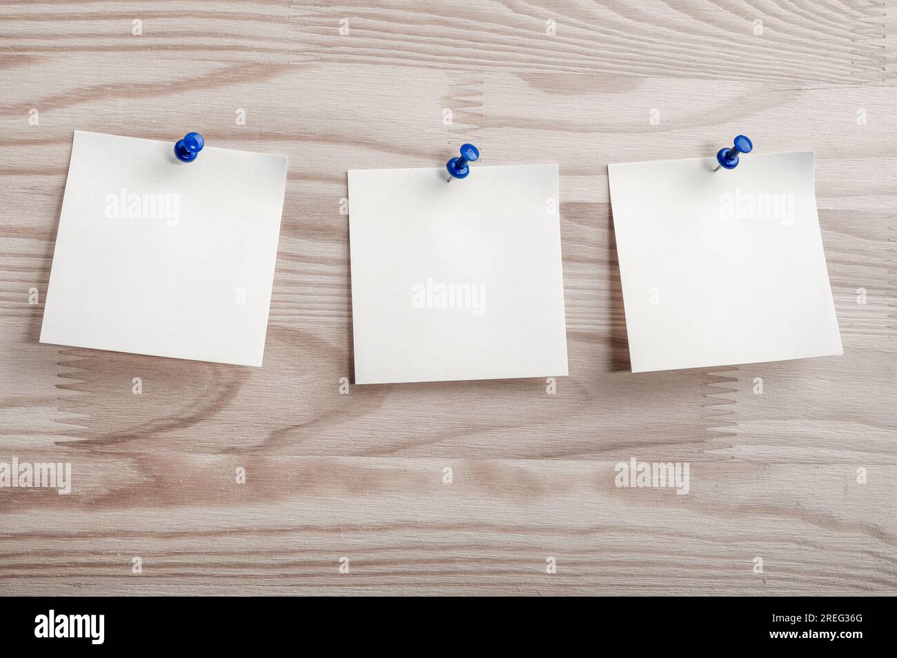 Three paper notes pinned to wooden bulletin board. Mockup White paper ...