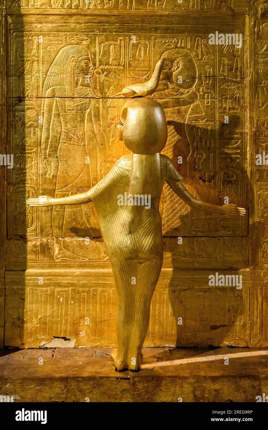 Cairo, Egypt - December 24, 2022: Exhibits of the Cairo Museum. Gold ...