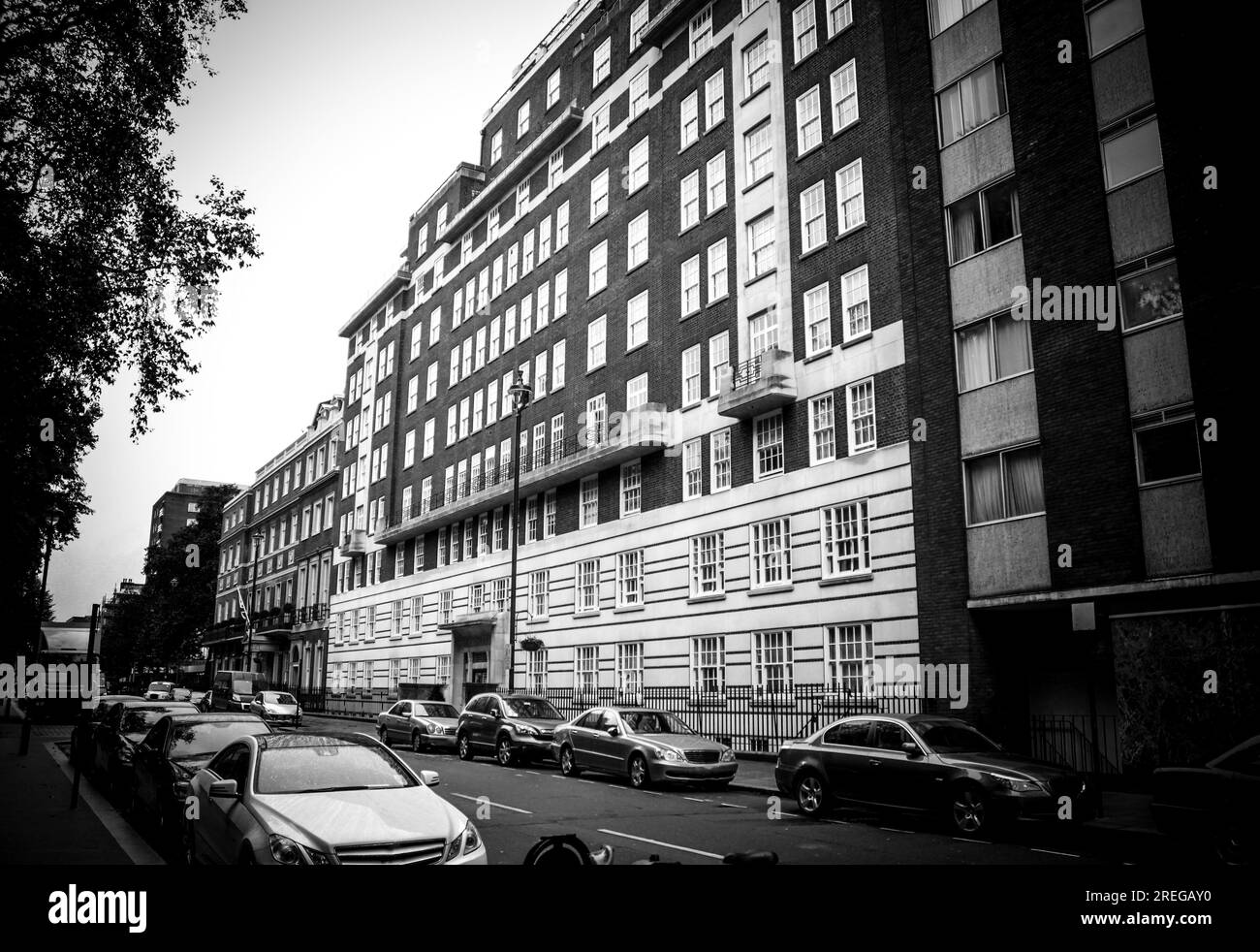 Apartment buildings cars in Black and White Stock Photos & Images - Alamy