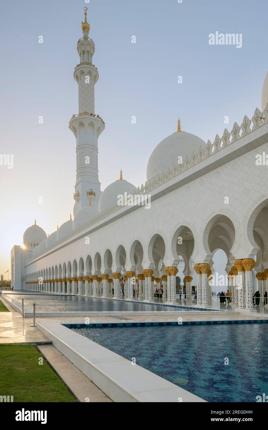 Sheikh Zayed Mosque and reflecting pools in golden hour with Sunstar ...