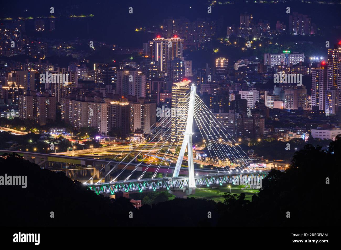 The beautiful and outstanding night view of Anxin Bridge. Zhonghe ...