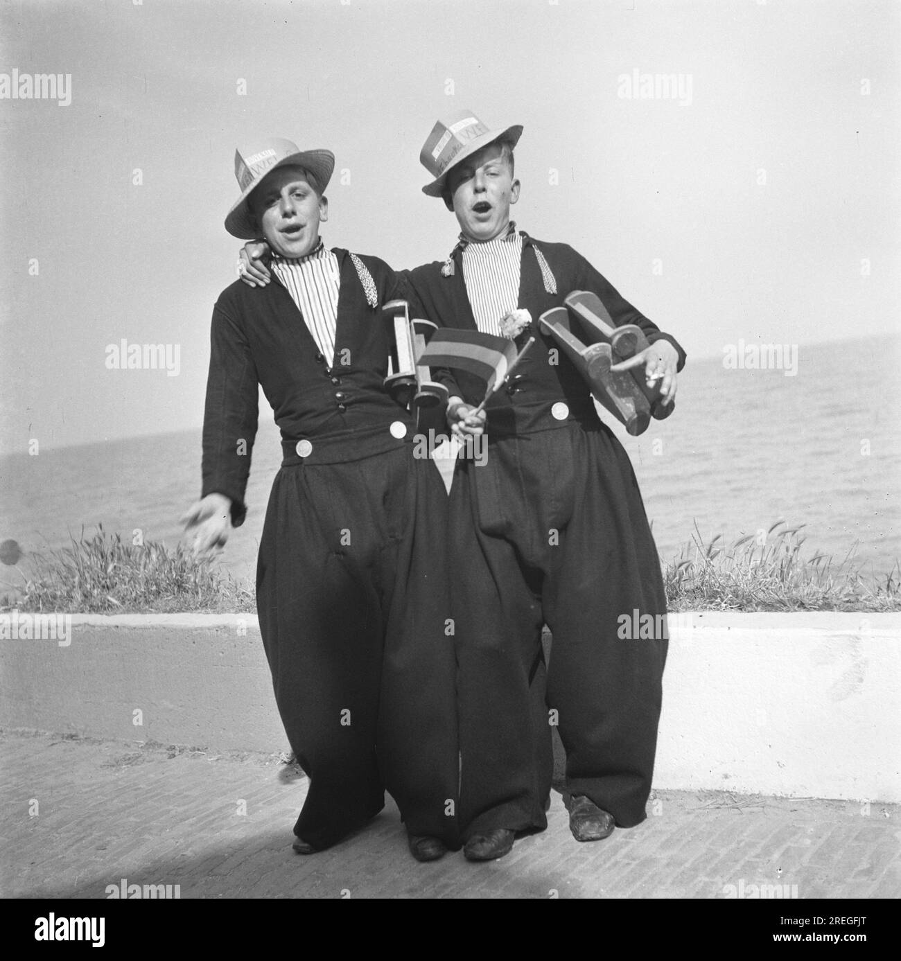 Emmy Andriesse (Dutch Photographer) - Festivites and Fun in Volendam ...