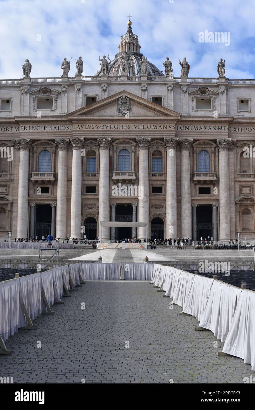 St peter's basilica rome exterior hi-res stock photography and images ...