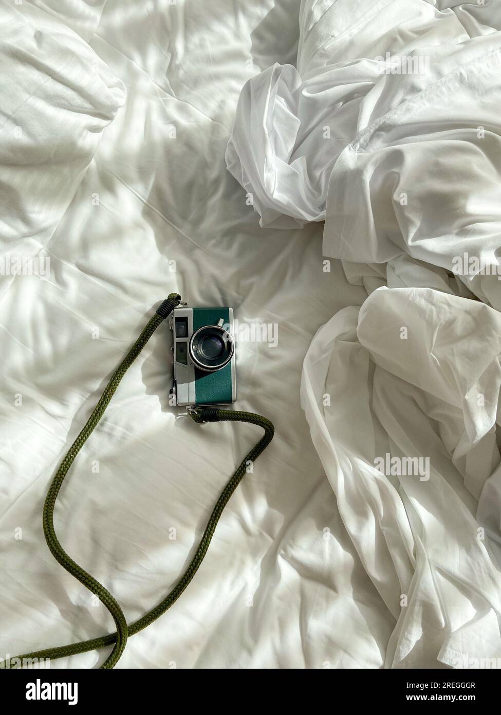 Vintage film camera on bed hi-res stock photography and images - Alamy