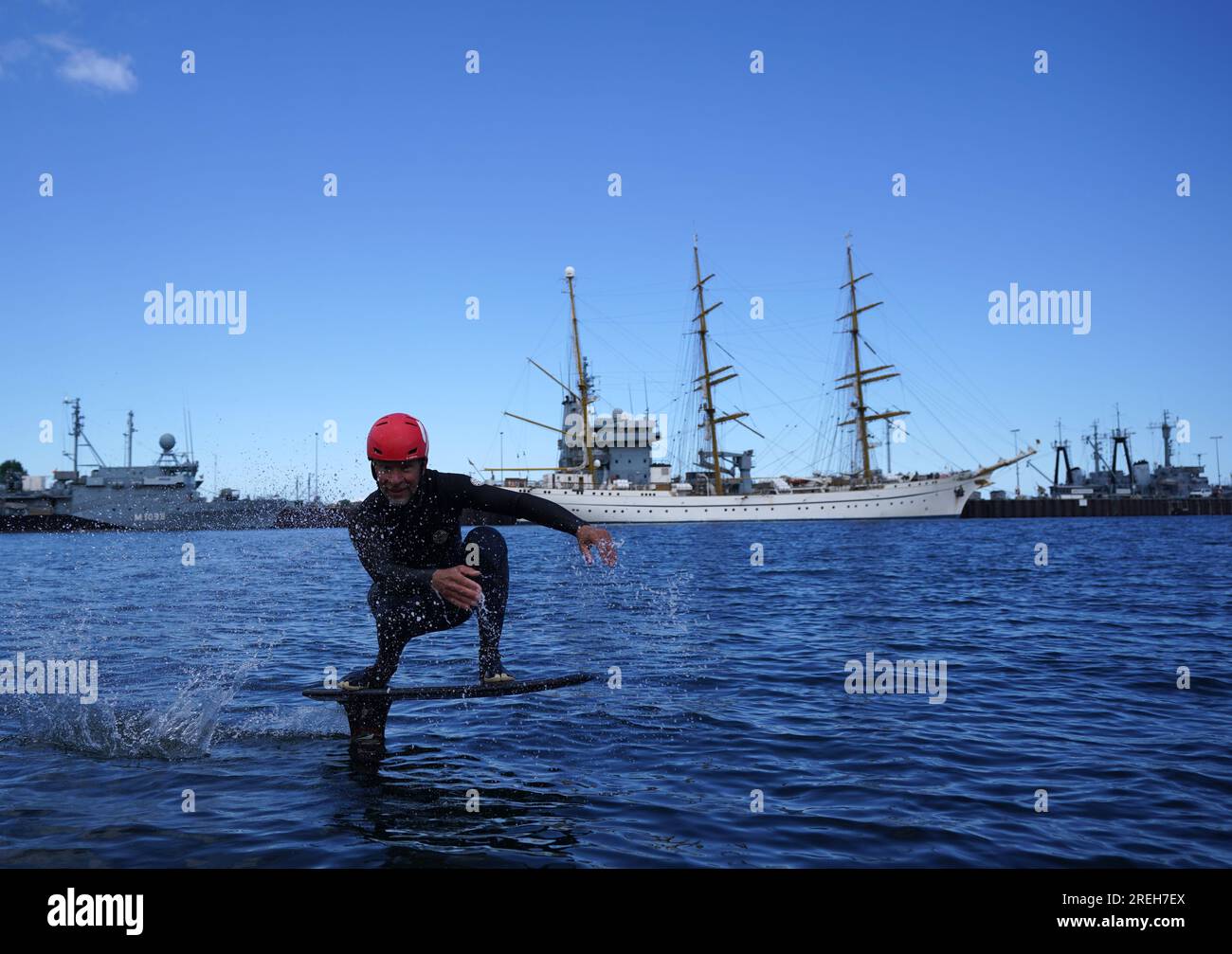 Kiel, Germany. 28th July, 2023. Olaf from Gettorf surfs on a pump foil ...