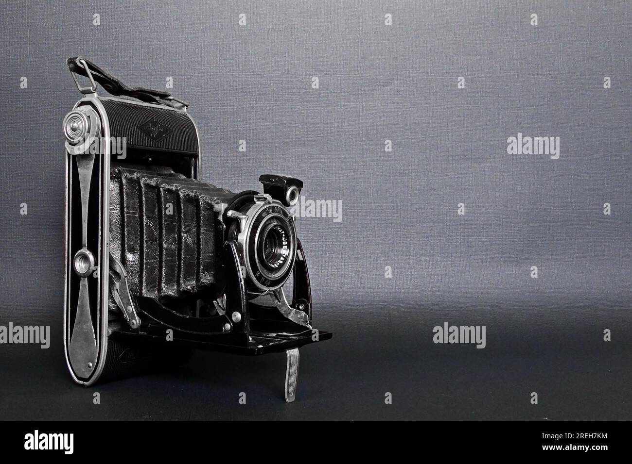 Zeiss ikon folding camera hi-res stock photography and images - Alamy