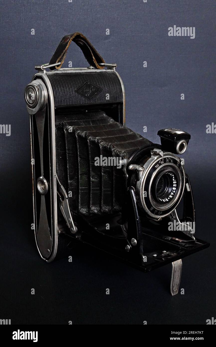 Zeiss ikon folding camera hi-res stock photography and images - Alamy