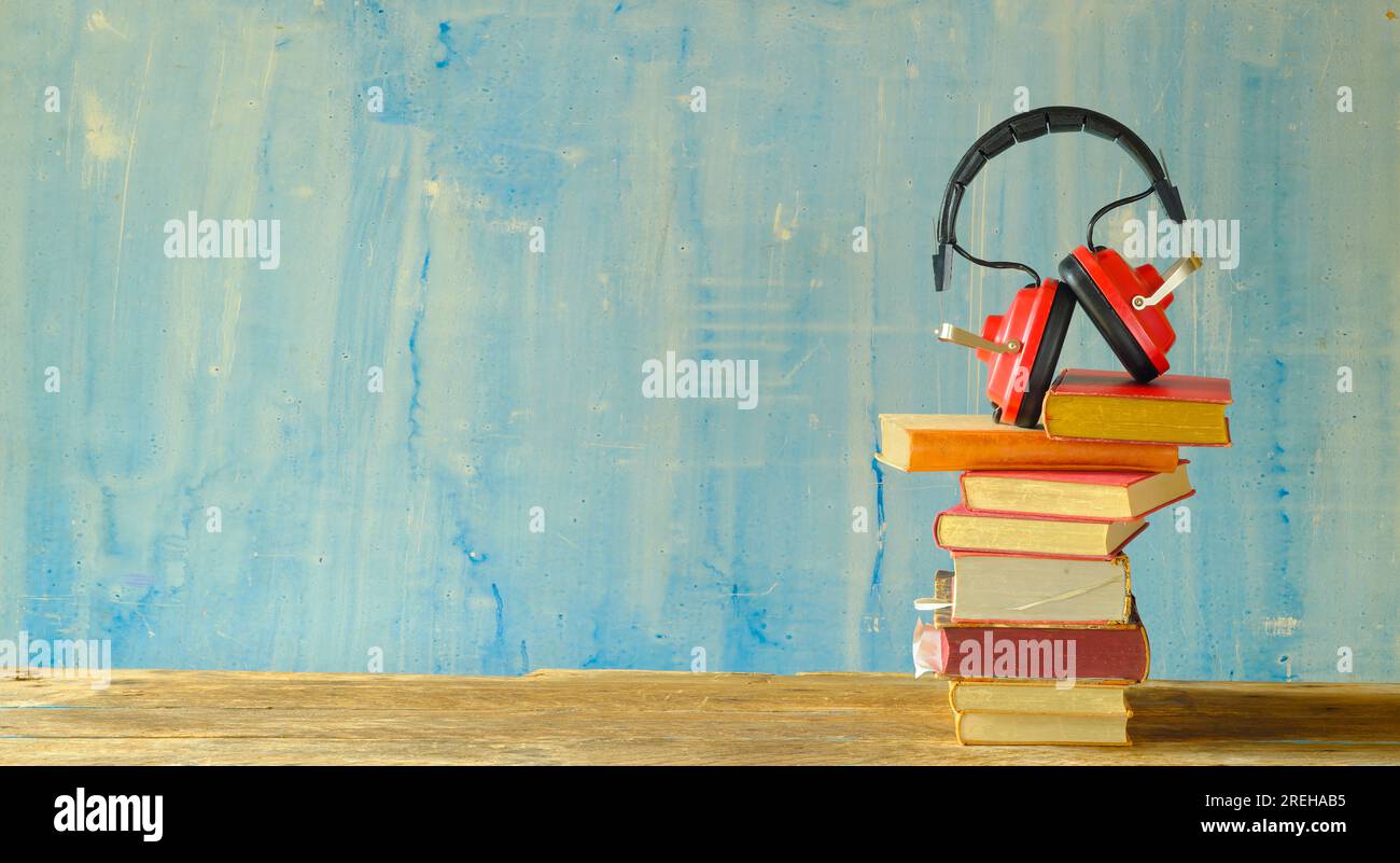 Headphone books on table hi-res stock photography and images - Alamy