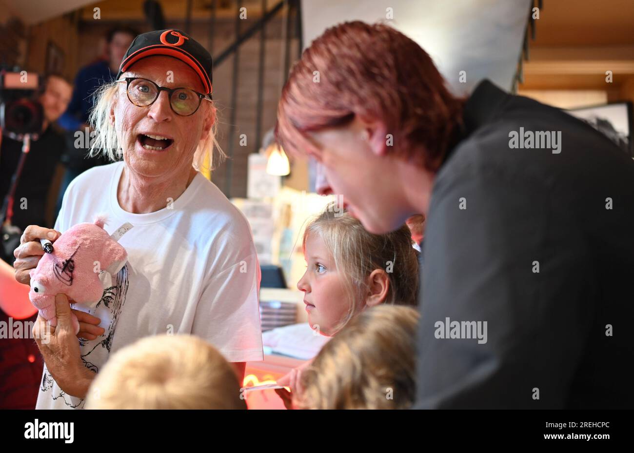 Emden, Germany. 28th July, 2023. Comedian Otto Waalkes signs autographs ...