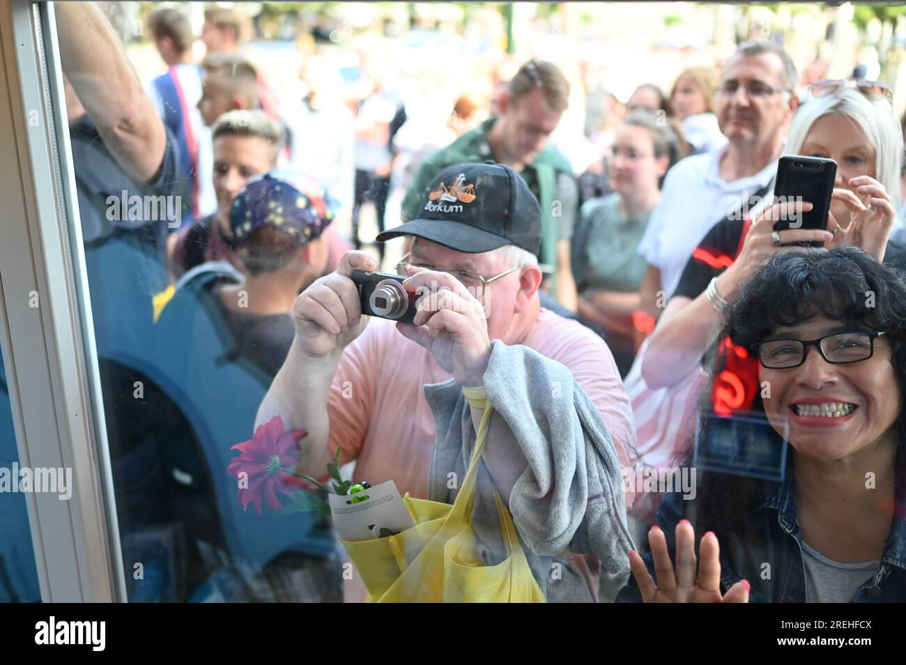 Emden, Germany. 28th July, 2023. Otto fans look through the shop window ...