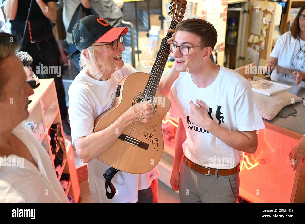 Emden, Germany. 28th July, 2023. Comedian Otto Waalkes (l) sings his ...