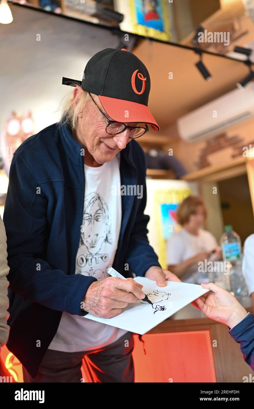 Emden, Germany. 28th July, 2023. Comedian Otto Waalkes signs autographs ...