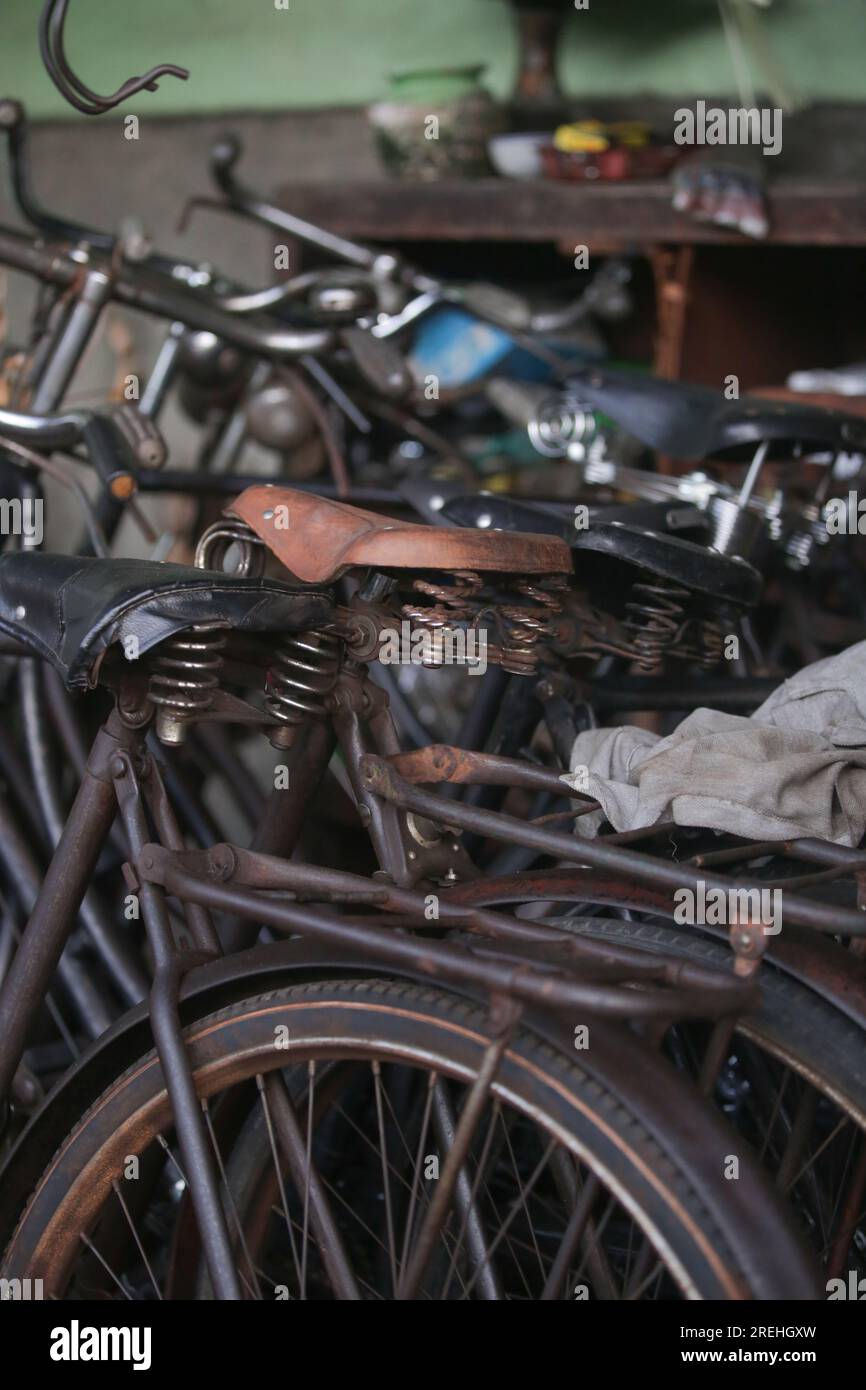 Rusty bicycles hi-res stock photography and images - Alamy