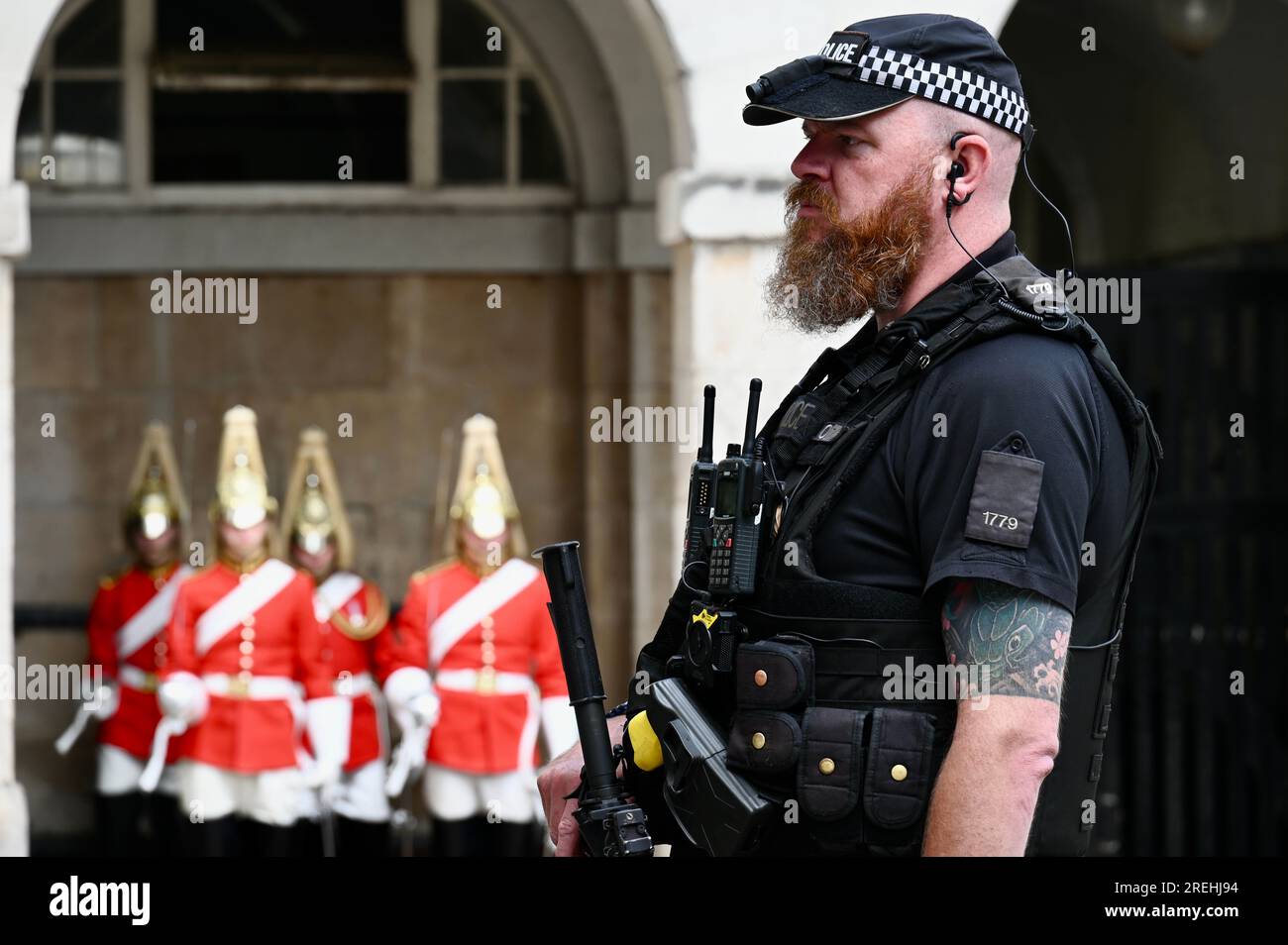 Armed Police Officer protecting the Changing of the King's Life Guard ...