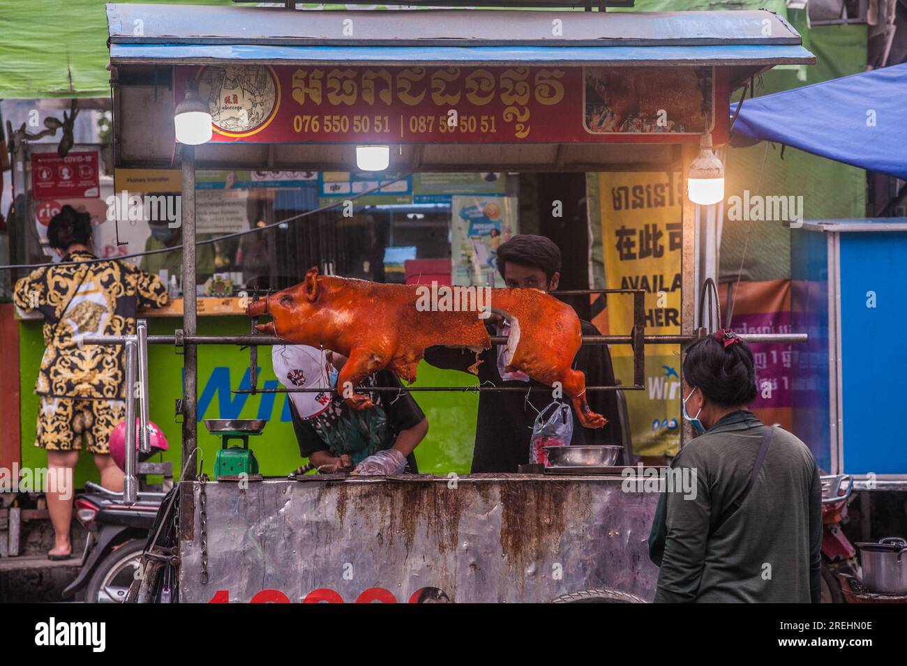 Men grilling pig on spit hi-res stock photography and images - Alamy