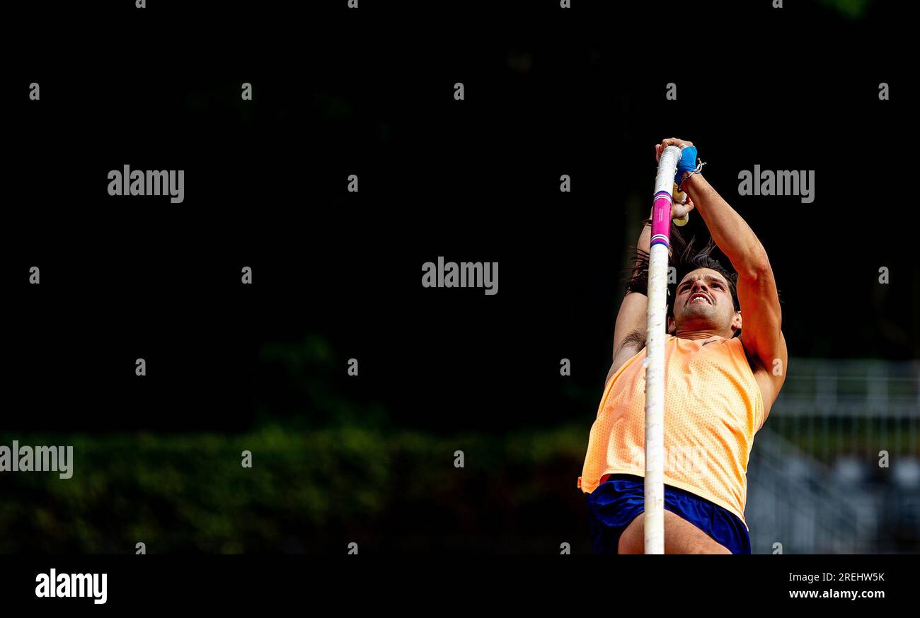 Pole vault men qualification hi-res stock photography and images - Alamy