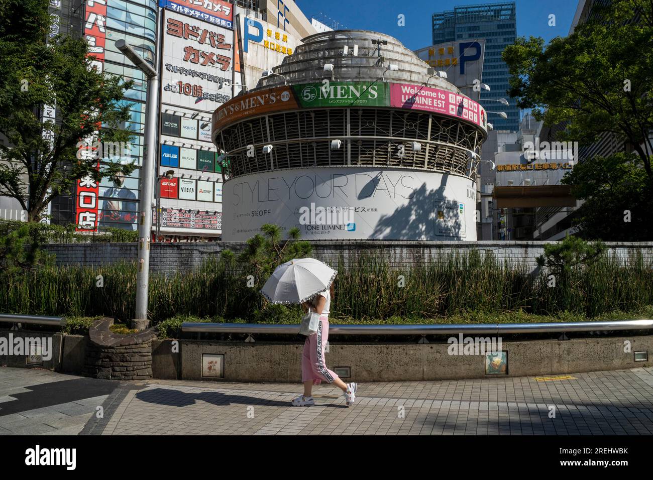 (230728) -- TOKYO, July 28, 2023 (Xinhua) -- A pedestrian uses an ...