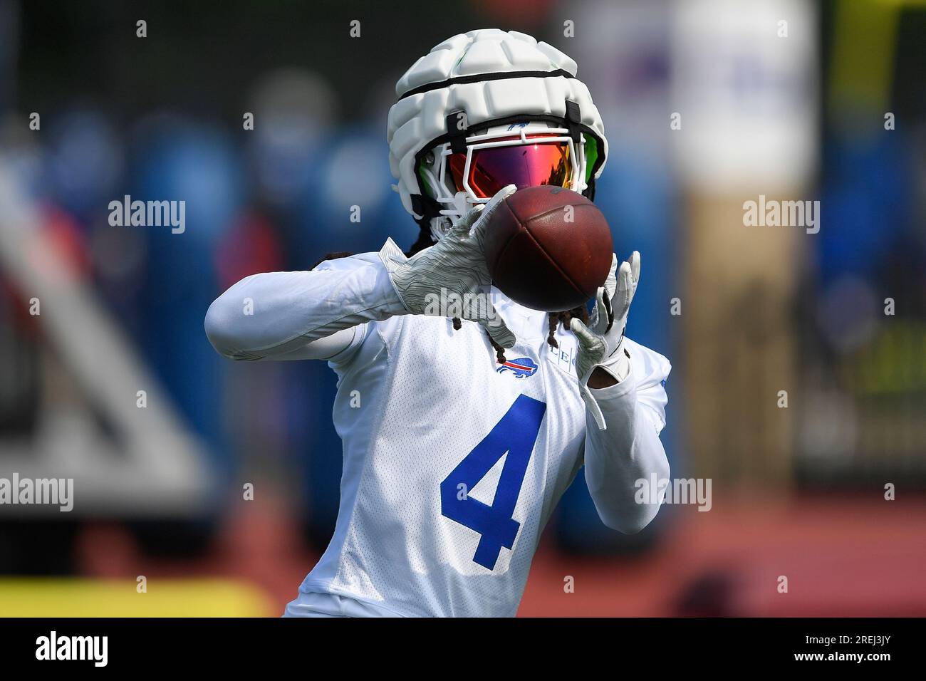 Buffalo Bills running back James Cook (4) catches a pass during ...