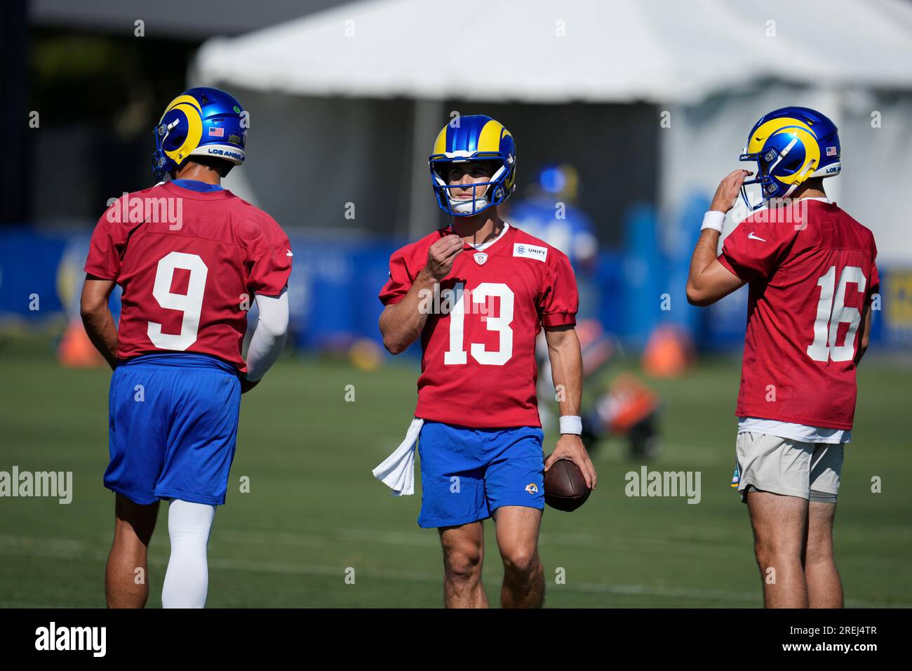 Los Angeles Rams quarterback Stetson Bennett, center, stands between ...