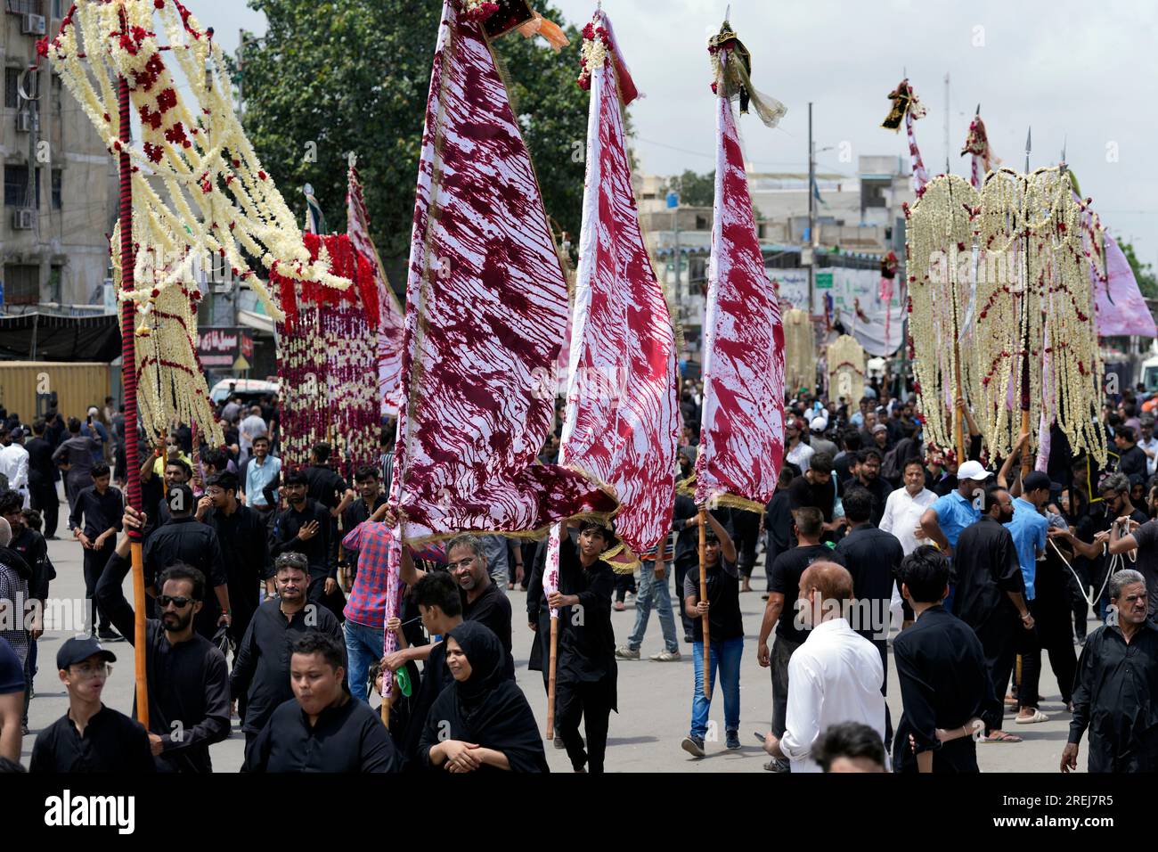 People participate in the Ashoura procession in Karachi, Pakistan ...