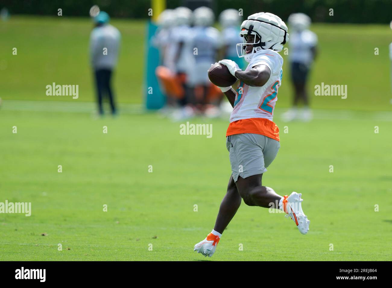 Miami Dolphins running back Devon Achane runs drills during practice at ...
