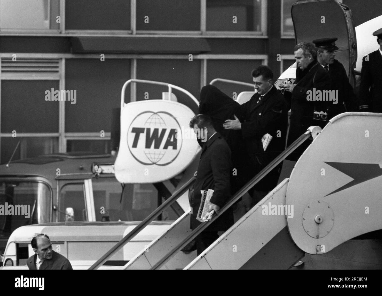 Detectives guide great train robber Charles Wilson, 37, down the steps ...