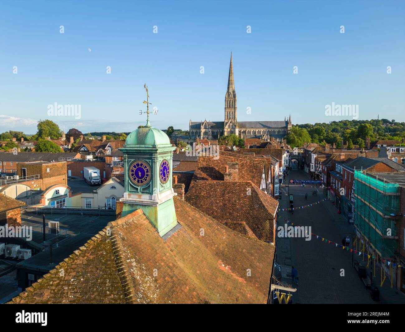 Wh smith clock hi-res stock photography and images - Alamy