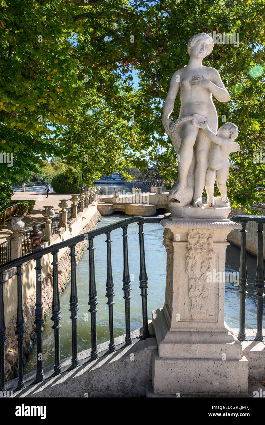 Royal palace sculptures hi-res stock photography and images - Alamy
