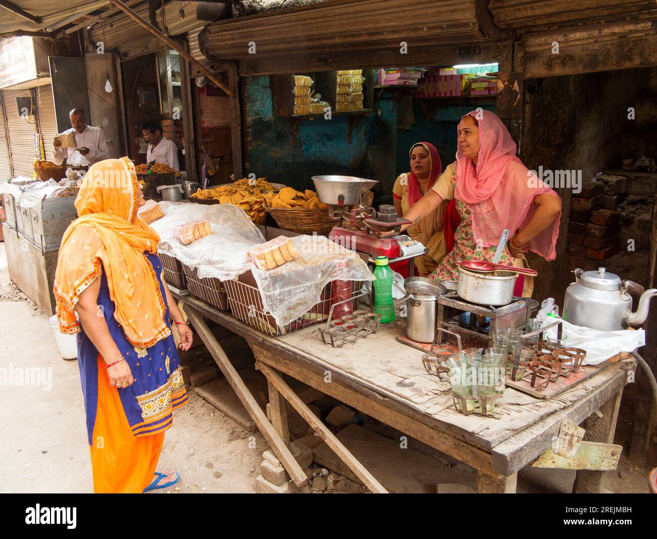 Indian woman selling snacks at Sangatrashan Bazar, New Delhi, India ...