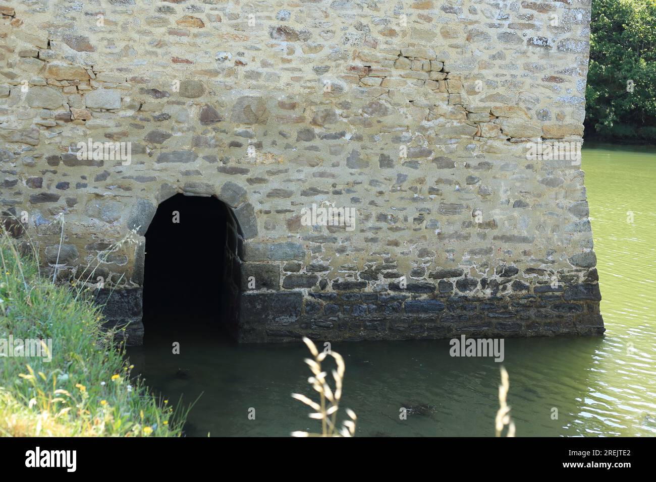 Pont ruisseau moulin hi-res stock photography and images - Alamy
