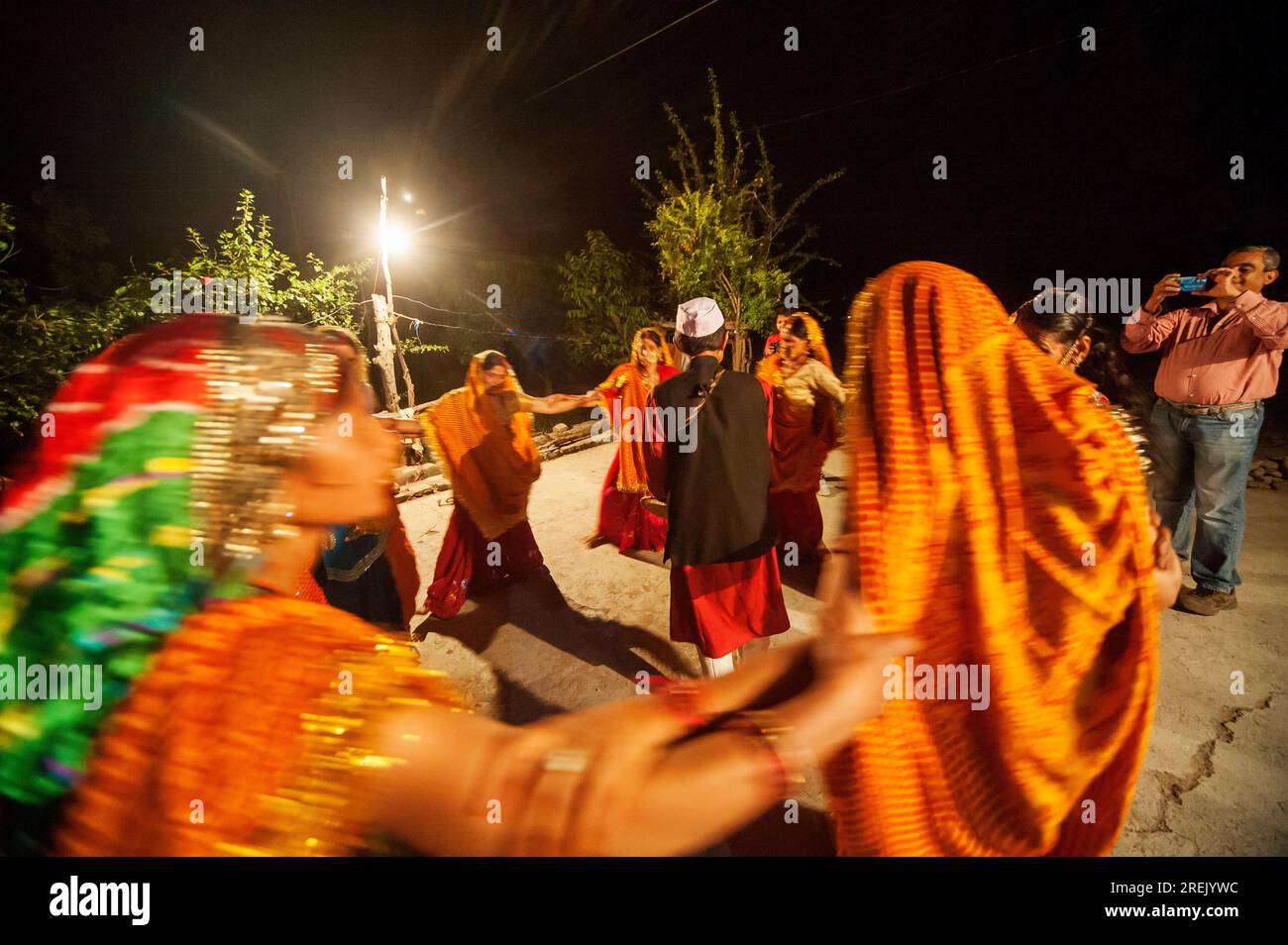 Group of indian womans wearing colorful saris performing a traditional ...