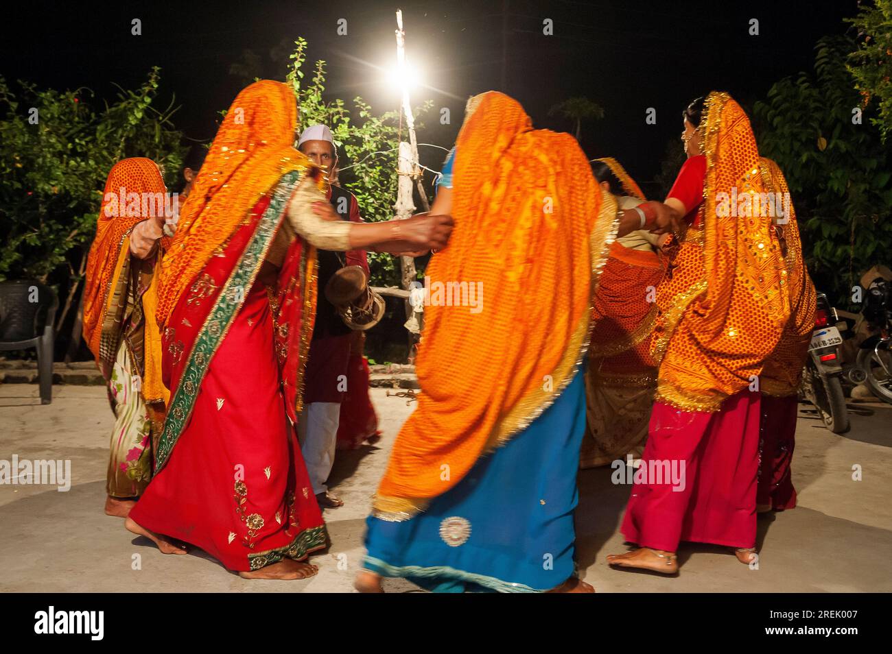 Group of indian womans wearing colorful saris performing a traditional ...