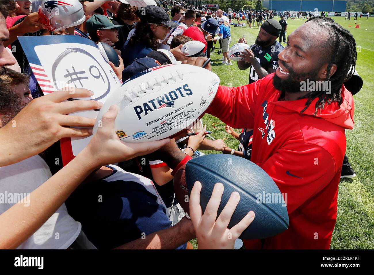 New England Patriots linebacker Matthew Judon signs autographs ...
