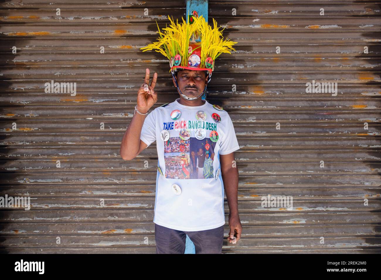 Dhaka, Dhaka, Bangladesh. 4th Apr, 2023. A BNP supporter displays the ...