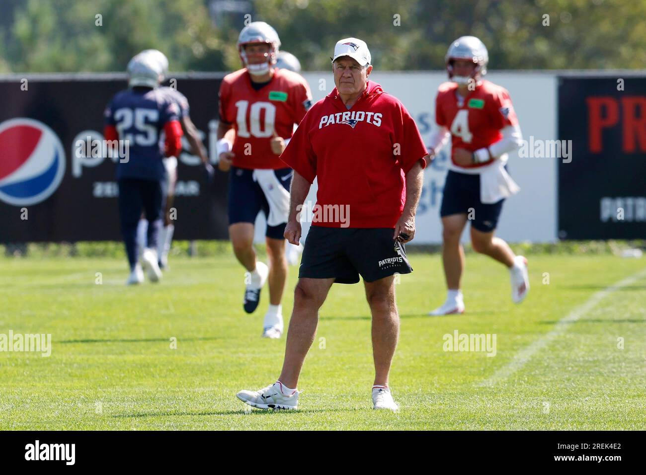New England Patriots head coach Bill Belichick watches during an NFL ...