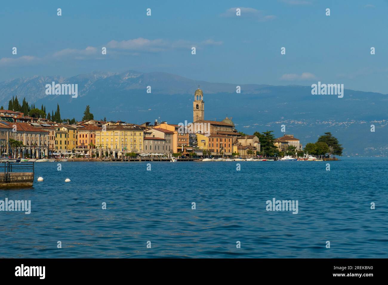 Salo mit Dom Santa Maria Annunziata, am südwestlichen Gardasee Stock ...