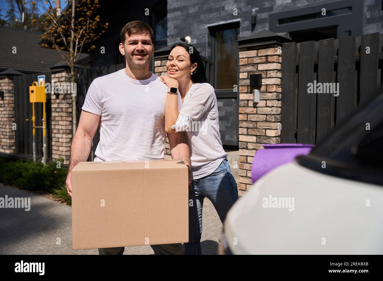 Husband and wife moving to a new house Stock Photo - Alamy