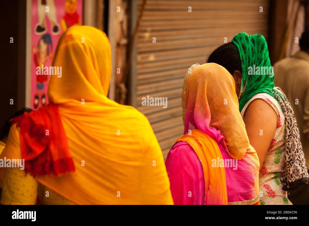 Colorful indian clothes hi-res stock photography and images - Alamy
