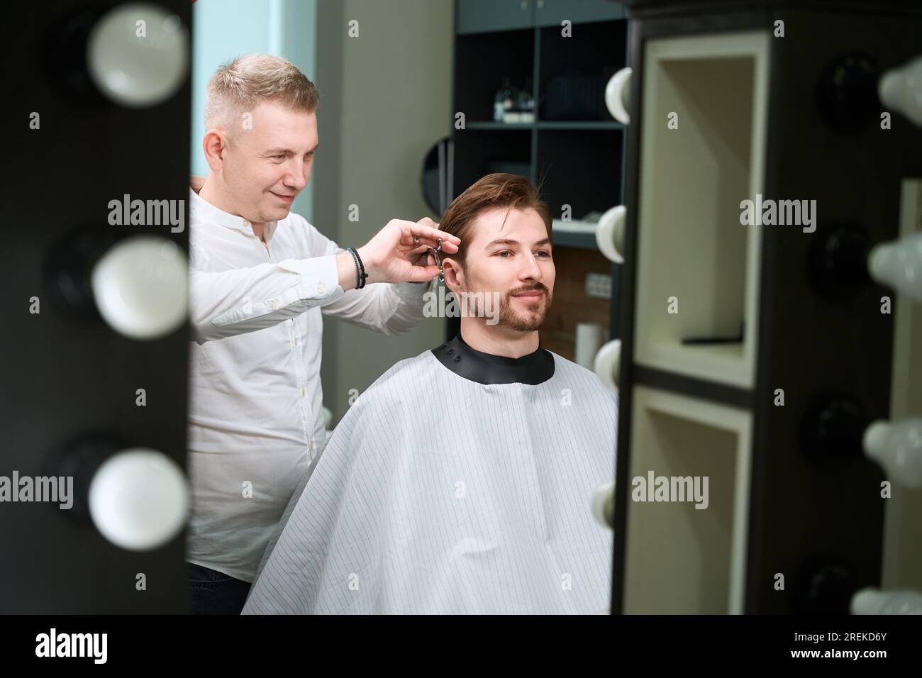 Professional barber doing his work in modern salon Stock Photo - Alamy