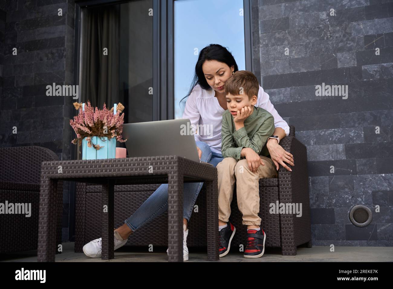 Mother and son looking at laptop screen Stock Photo - Alamy