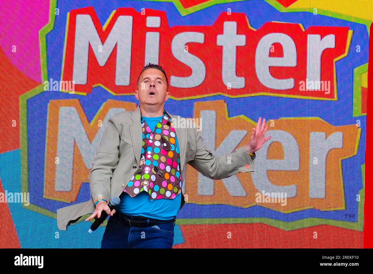 Children's tv presenter hi-res stock photography and images - Alamy