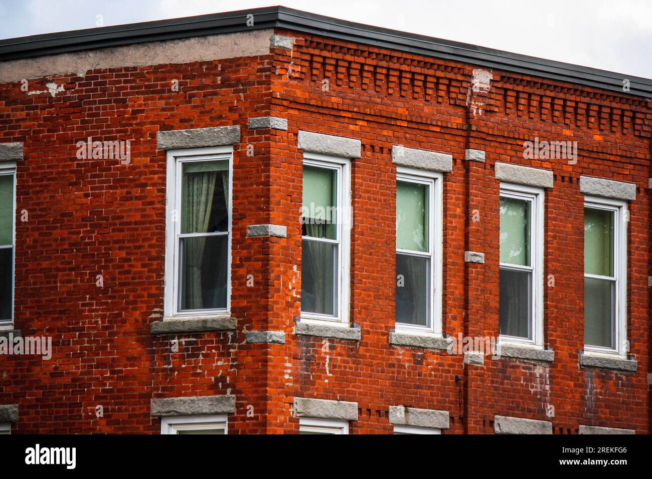 Side of red brick building Stock Photo - Alamy