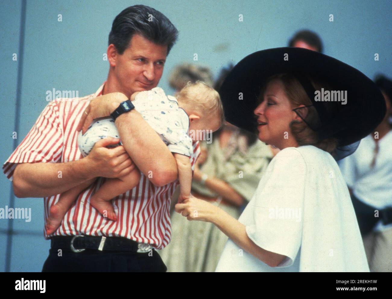 1987 Bettie Midler Harry Kipper husband Sophie daughter John Barrett ...
